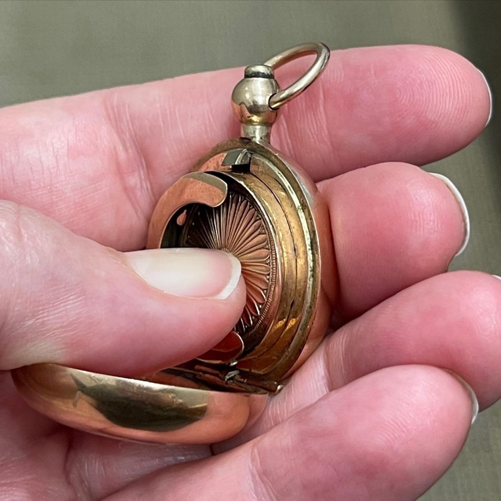 SOLD: Victorian rose gold sovereign case, made in Australia, circa 1900 ...